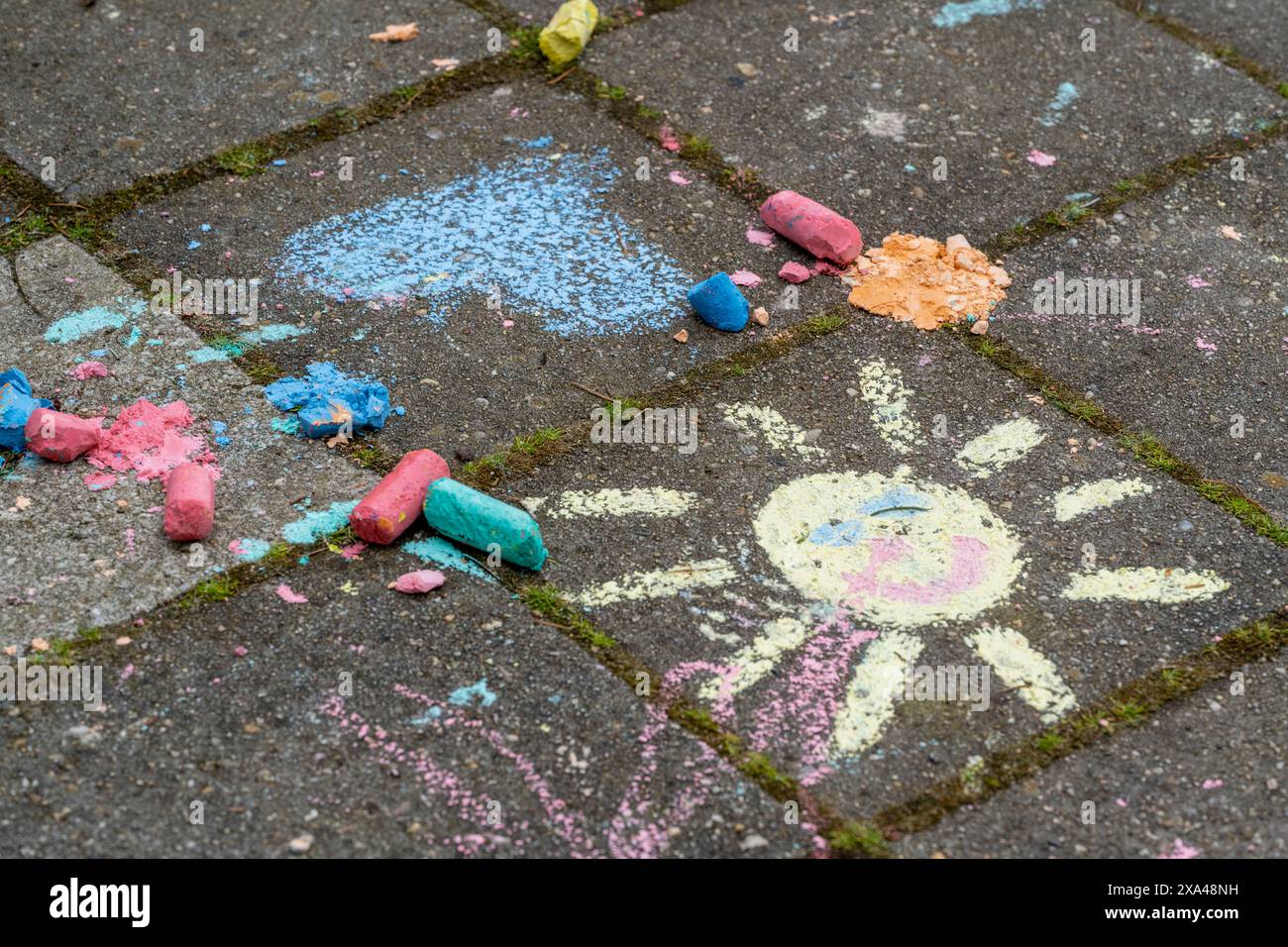 Chalk pavement kids hi-res stock photography and images - Alamy