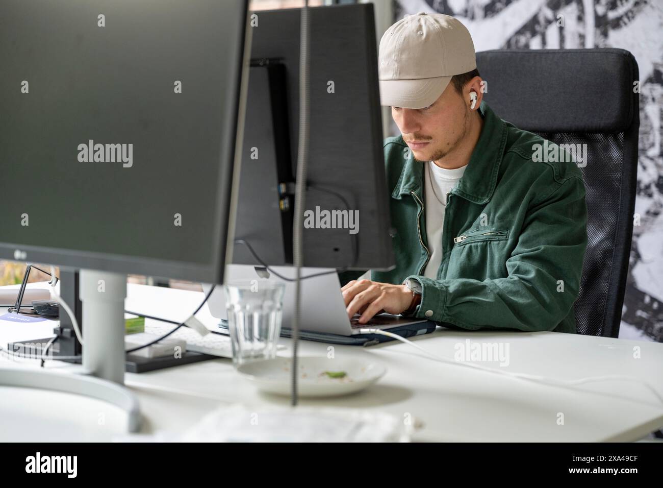 Working computer dual monitors hi-res stock photography and images - Alamy