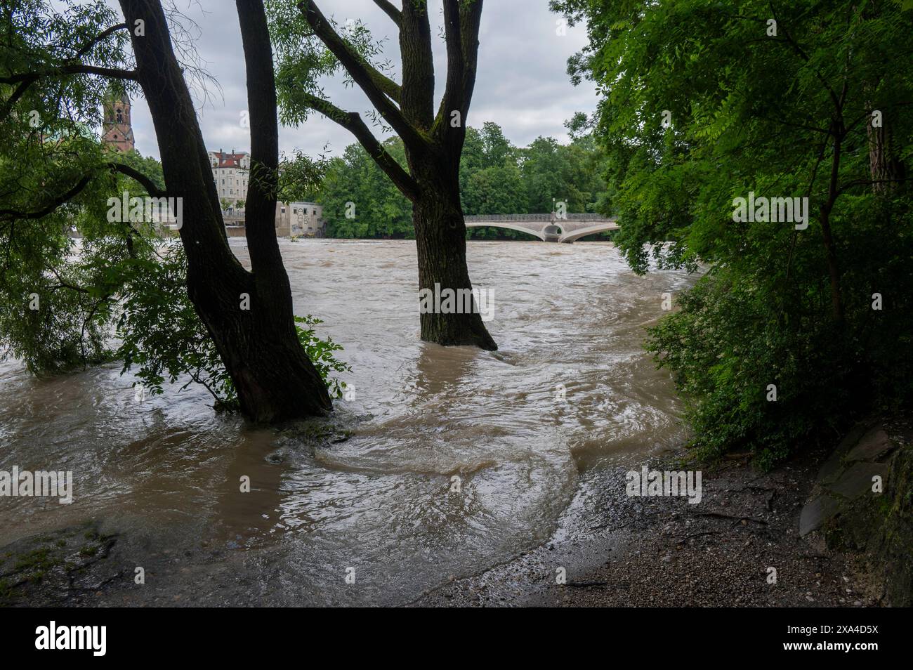 Muenchen, Hochwasser in der Isar beim Kabelsteg *** Munich, high water ...