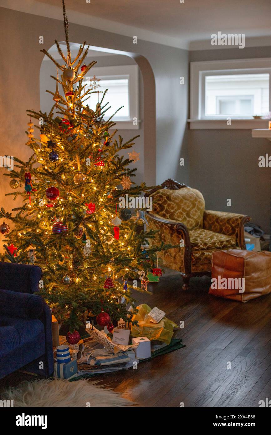 Christmas gift presents ornaments hi-res stock photography and images ...