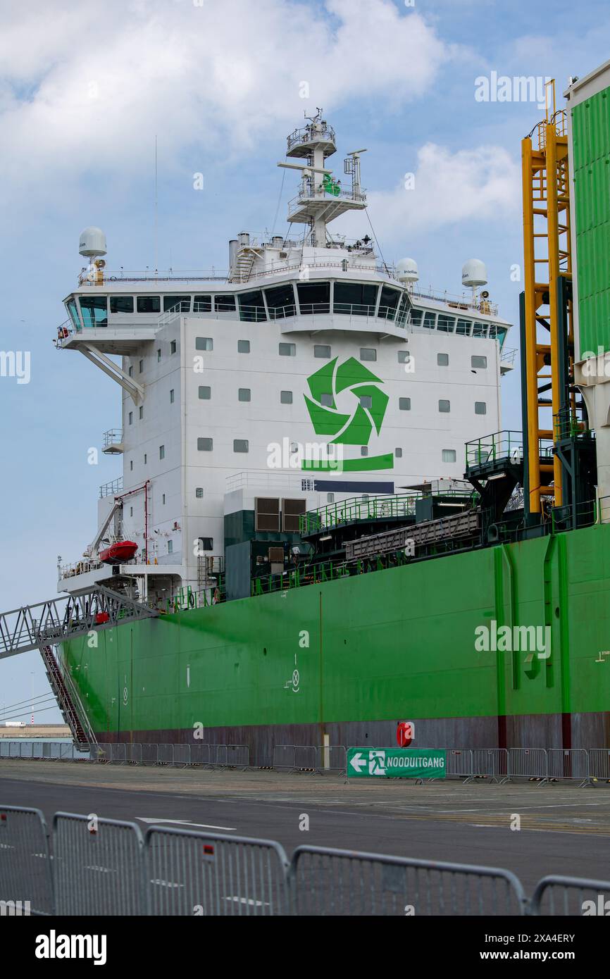 this picture shows the presentation of the 'Yellowstone' fallpipe rock ...