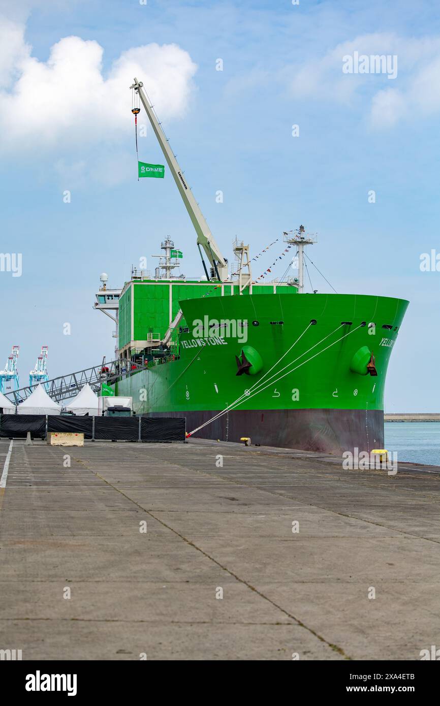 this picture shows the presentation of the 'Yellowstone' fallpipe rock ...