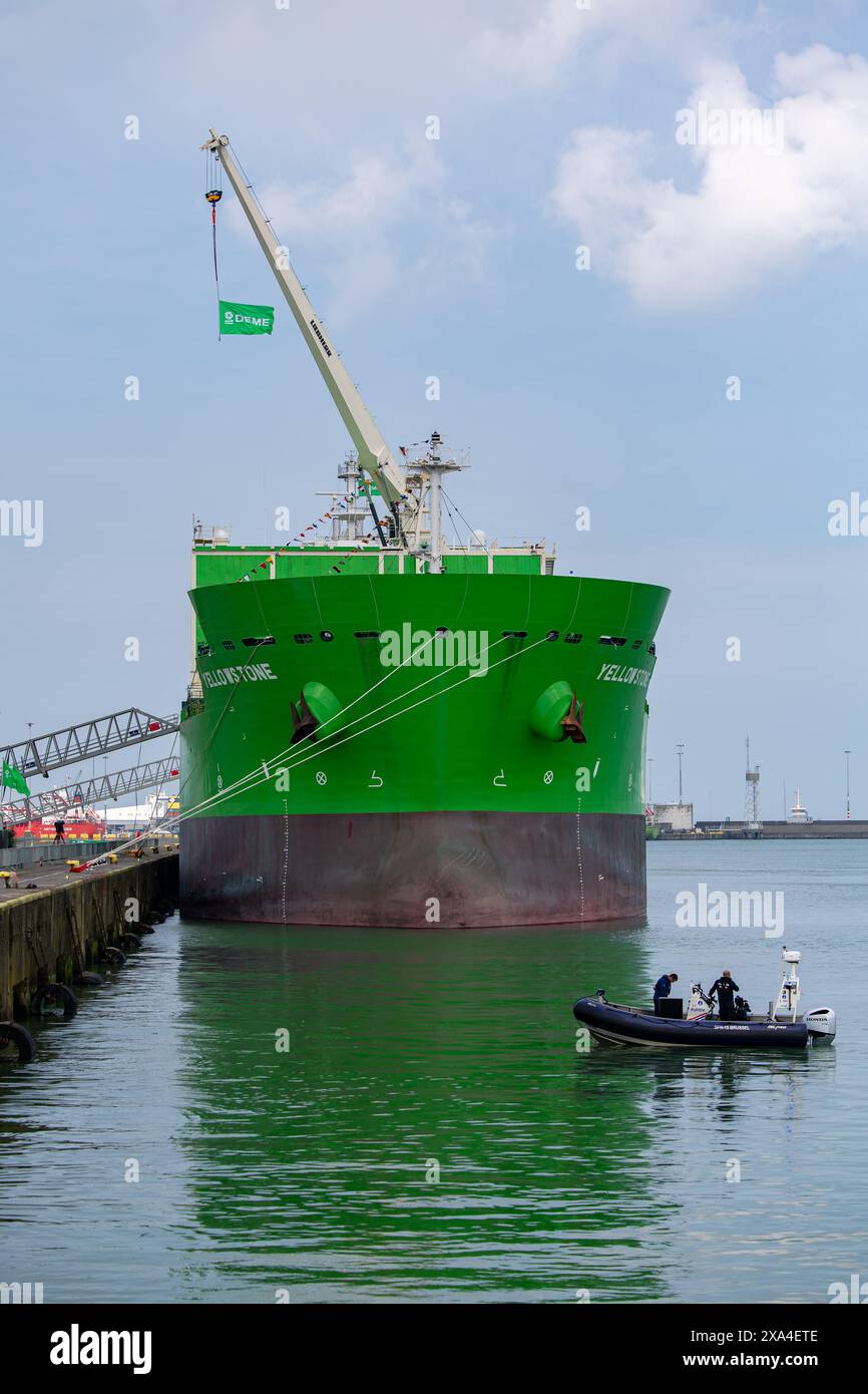 this picture shows the presentation of the 'Yellowstone' fallpipe rock ...