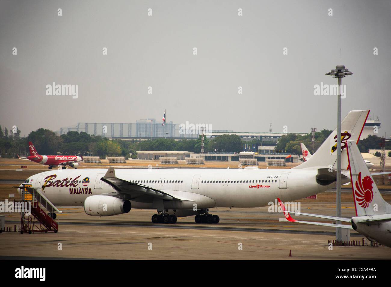 Aircraft boeing stop waiting passengers journey and thai crew worker ...