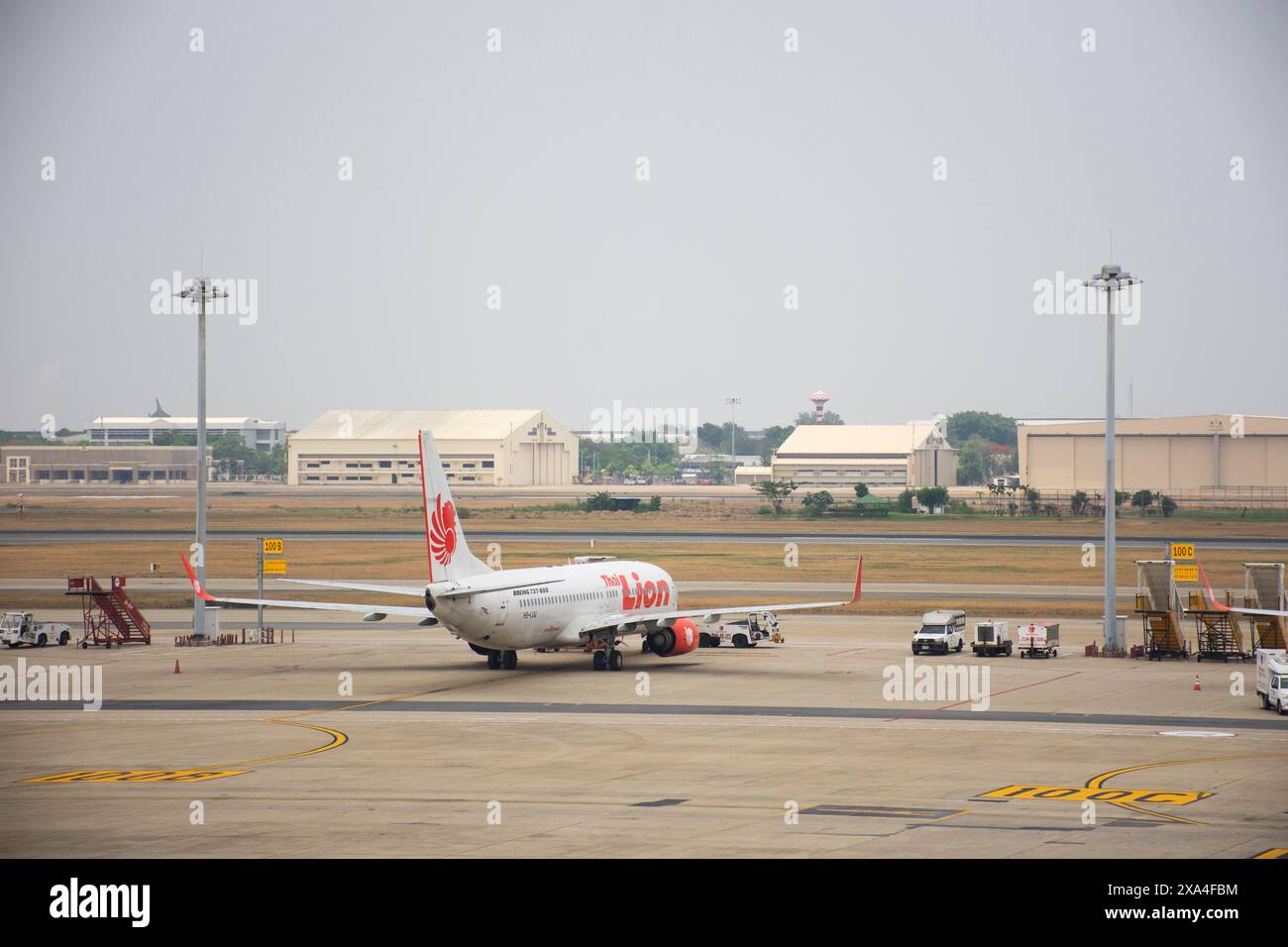 Aircraft boeing stop waiting passengers journey and thai crew worker ...