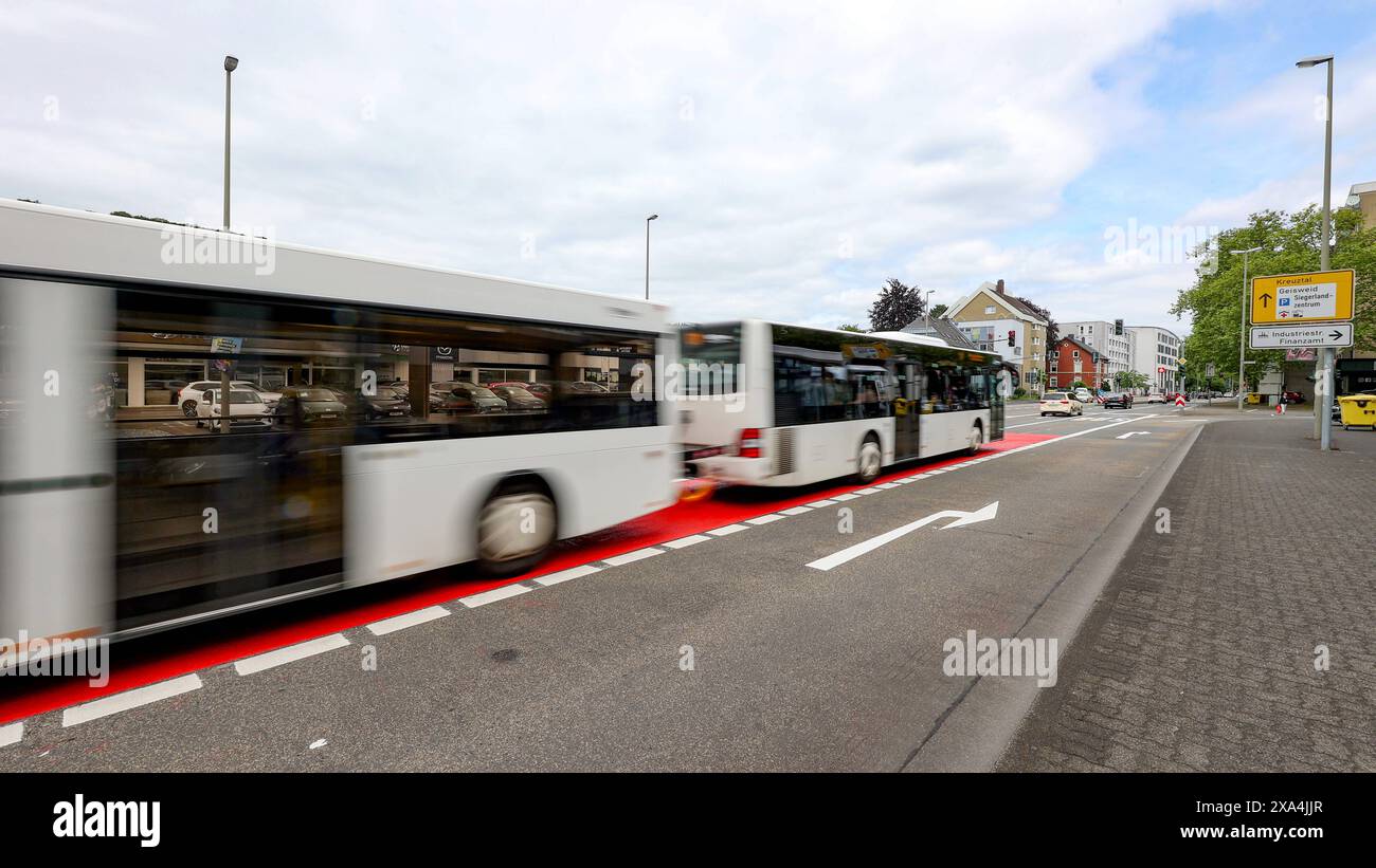 Die Umweltspur hier auf der Weidenauer Straße fuer für Fahrraeder ...