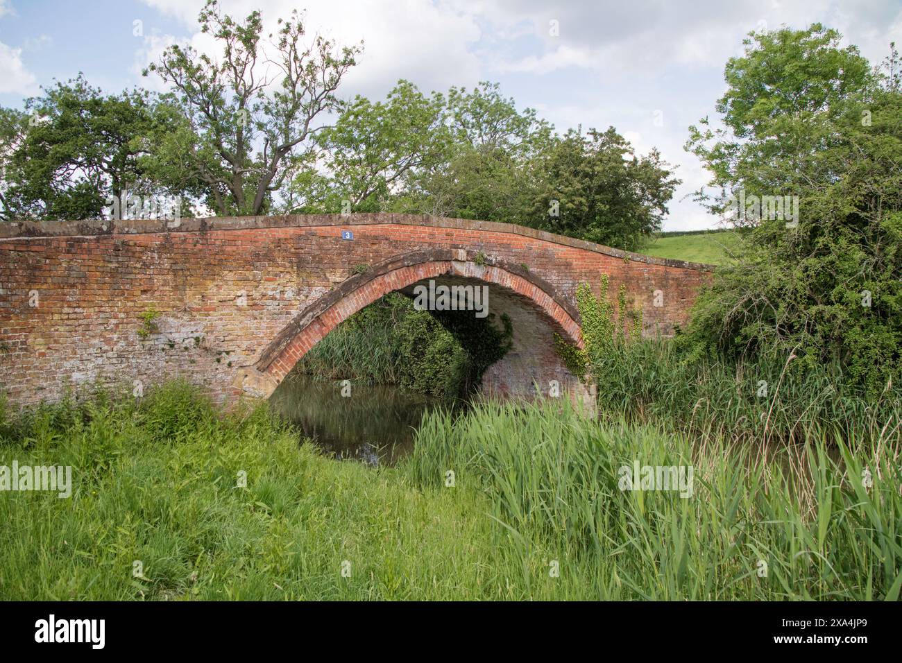 English canal bridge hi-res stock photography and images - Alamy
