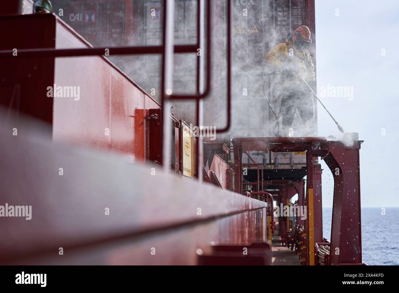Manual worker on container ship hi-res stock photography and images - Alamy