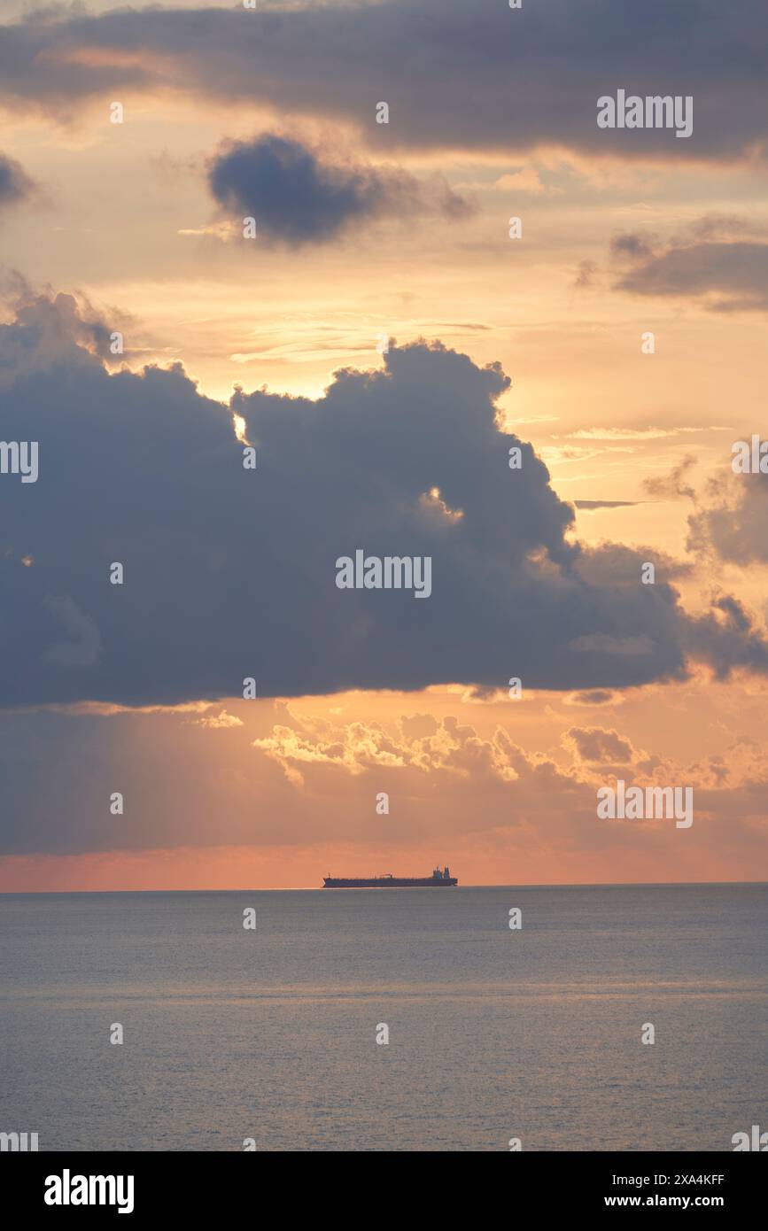 Orange sunset sea ship hi-res stock photography and images - Alamy