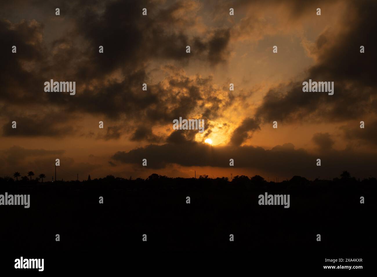 Sol entre nubes hi-res stock photography and images - Alamy