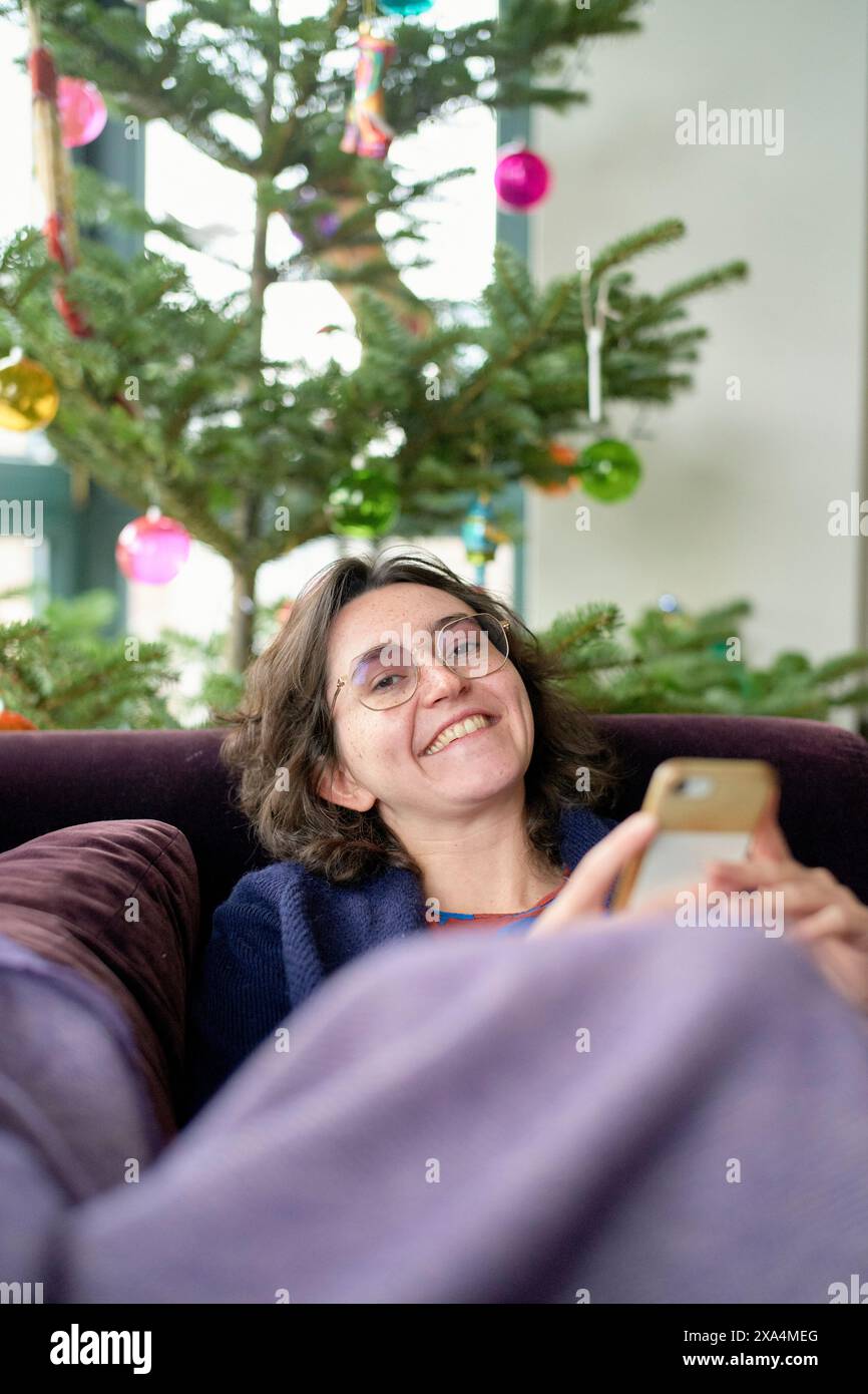 Woman holding smartphone blue hi-res stock photography and images - Alamy