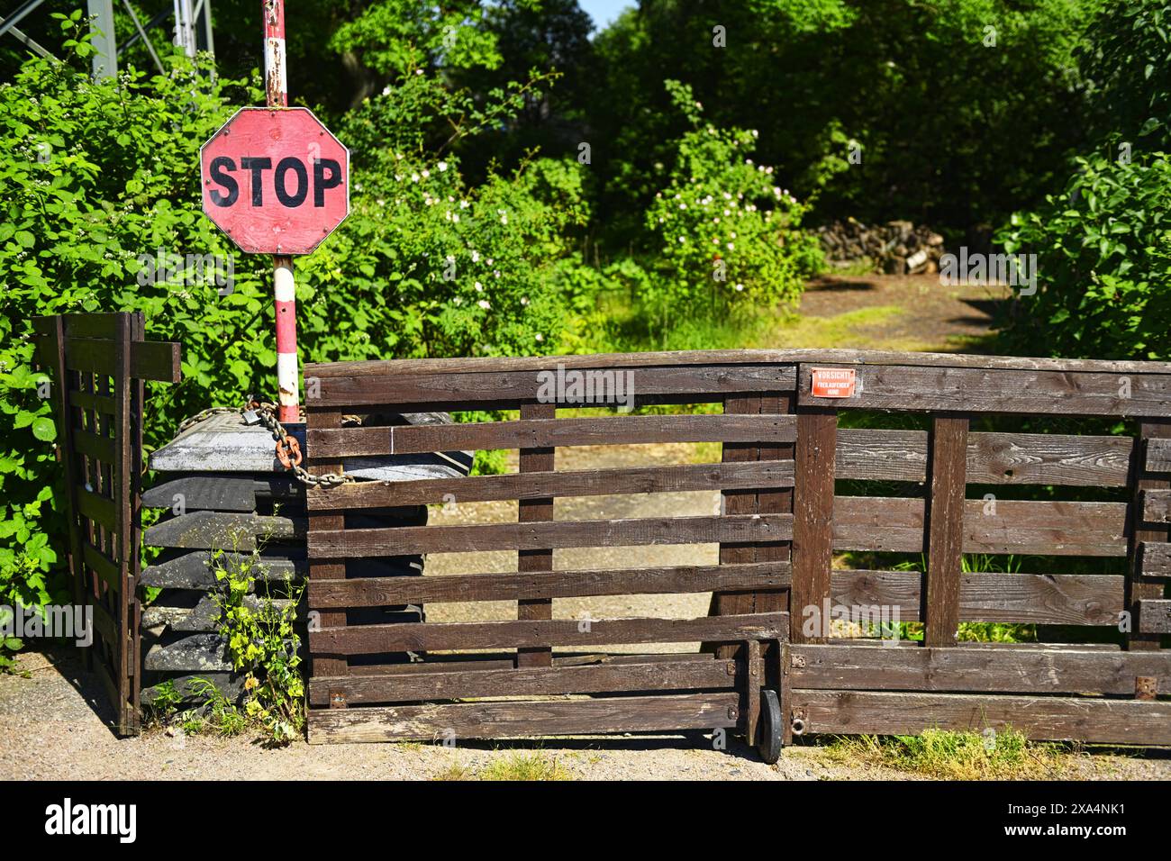 Einfahrt mit Zaun und Stoppschild in Steinwerder, Hamburg, Deutschland ...
