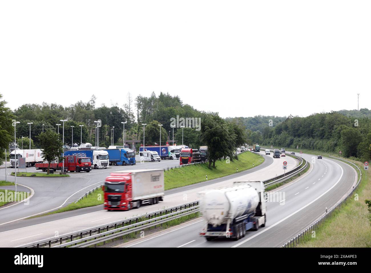 Verkehr auf der Autobahn A45 an der Raststaette Raststätte Siegerland ...