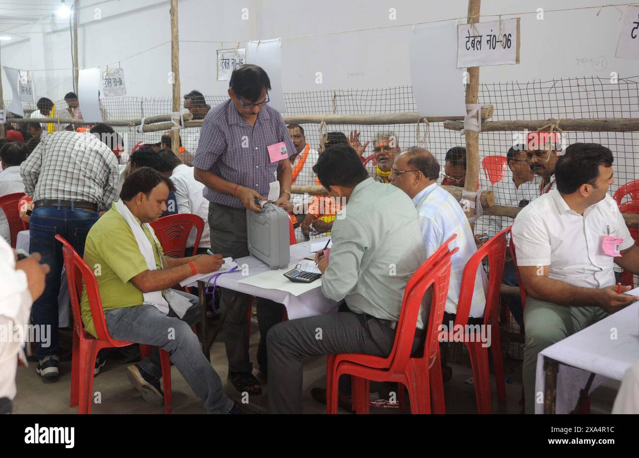(240604) -- LUCKNOW, June 4, 2024 (Xinhua) -- Election officials count ...