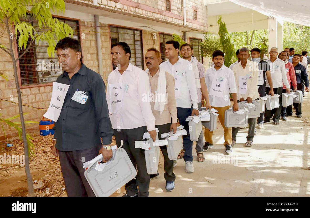 Indian voting in polling station hi-res stock photography and images ...