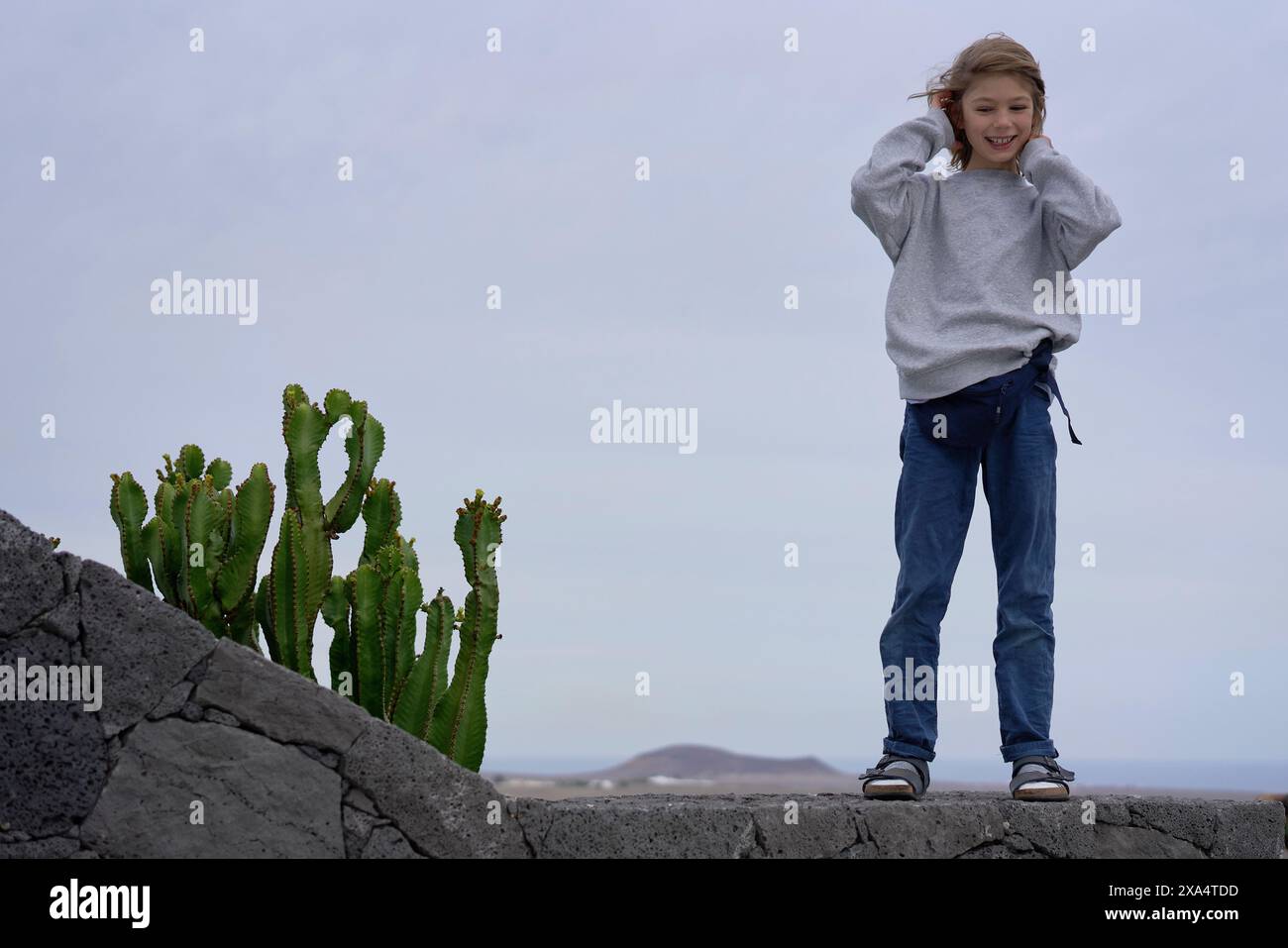 Child stands next wall hi-res stock photography and images - Alamy