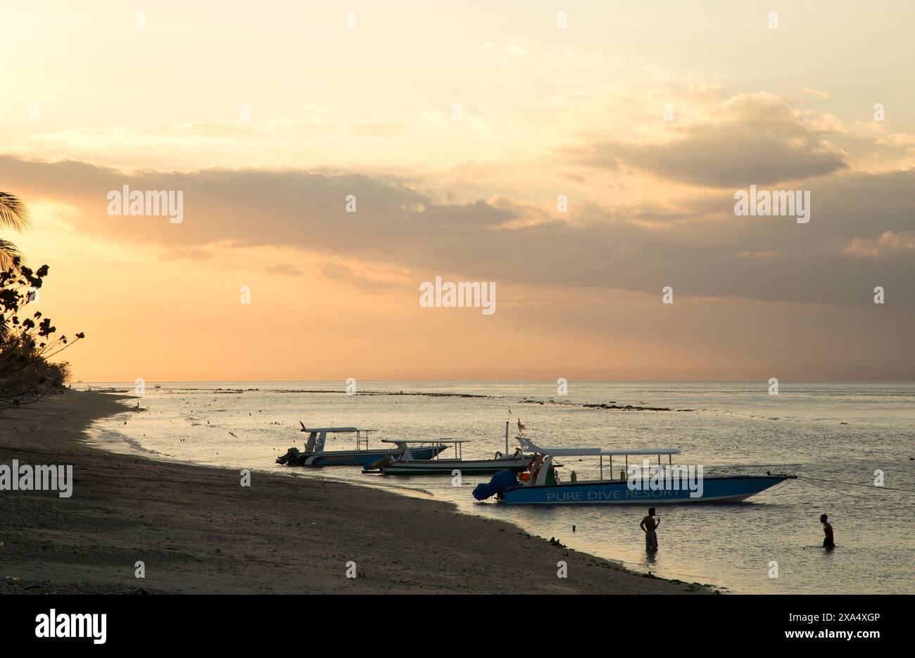 Sunset over water boats hi-res stock photography and images - Alamy