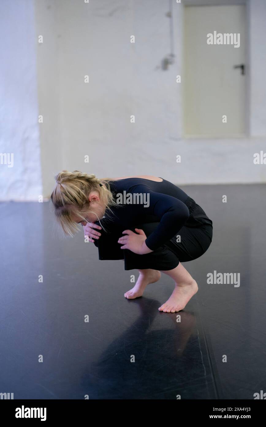 Barefoot dancer hi-res stock photography and images - Alamy