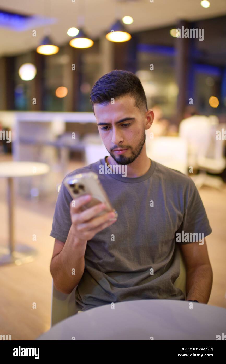 Browsing cell hi-res stock photography and images - Alamy
