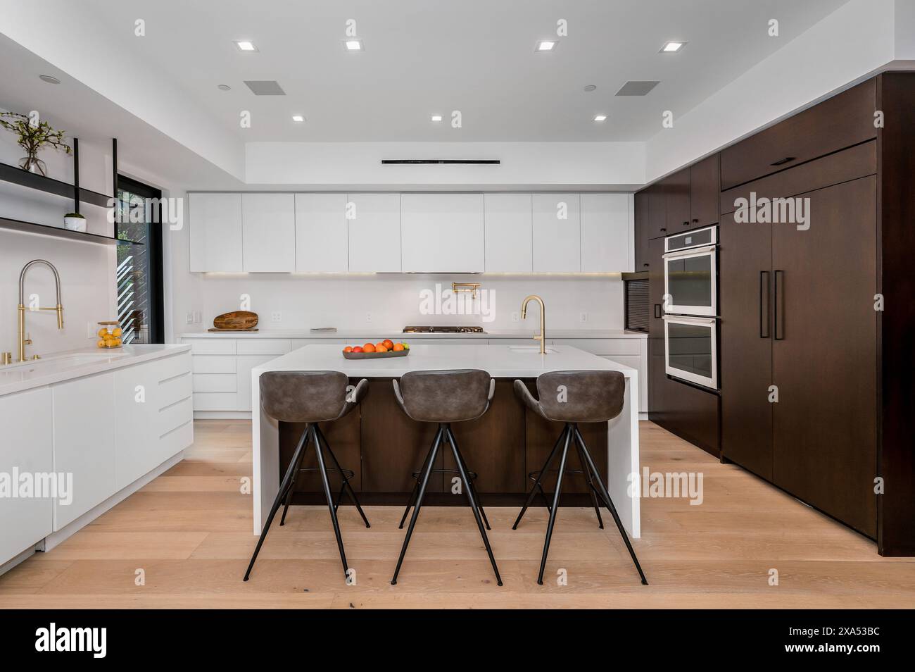 A roomy kitchen with two bar stools at the breakfast bar Stock Photo ...