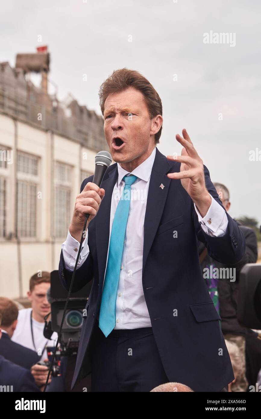 Nigel Farage Launches 2024 General Election Campaign in Clacton on Sea ...