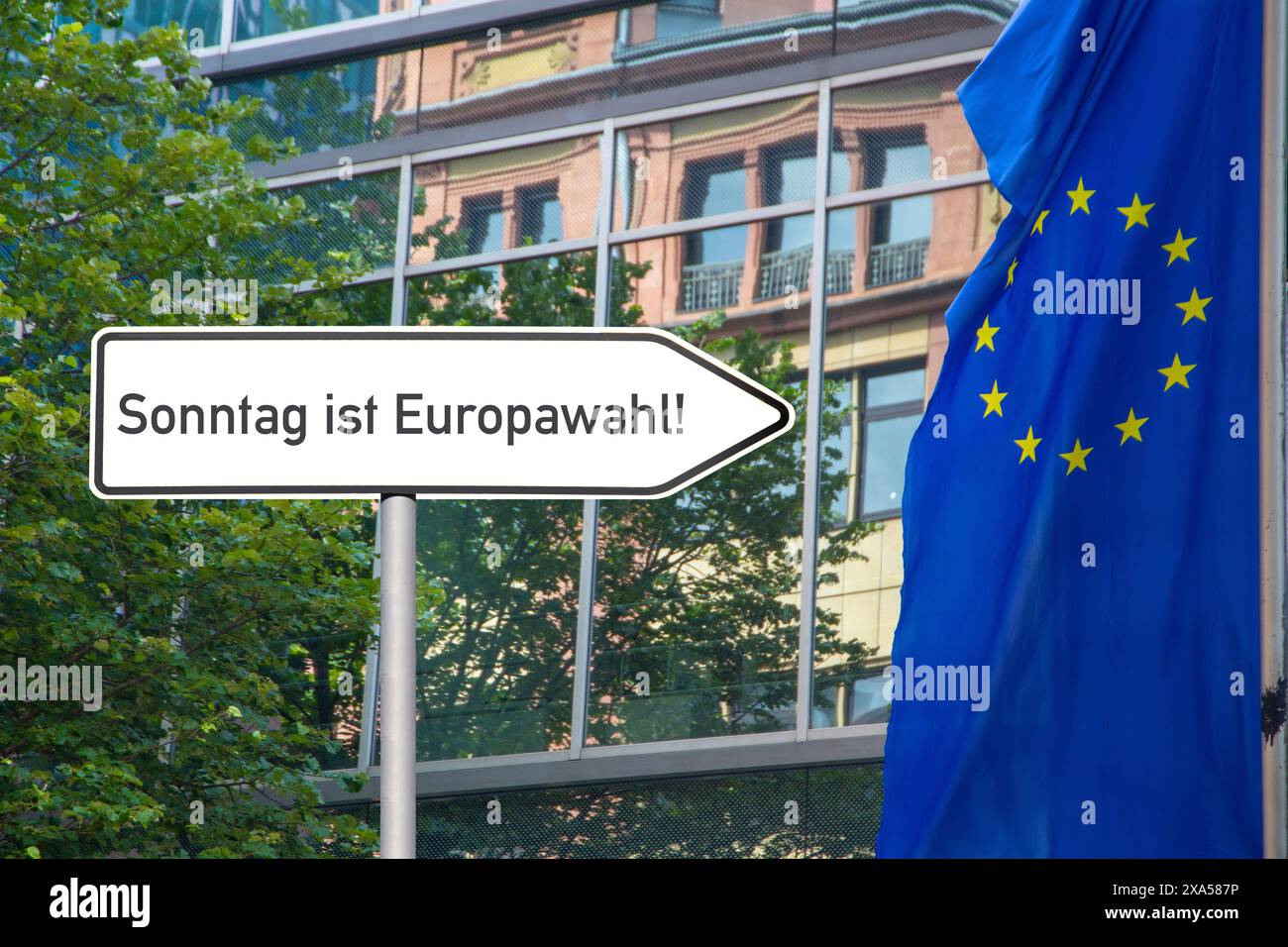 Symbol image of the European elections: Directional arrow with the ...