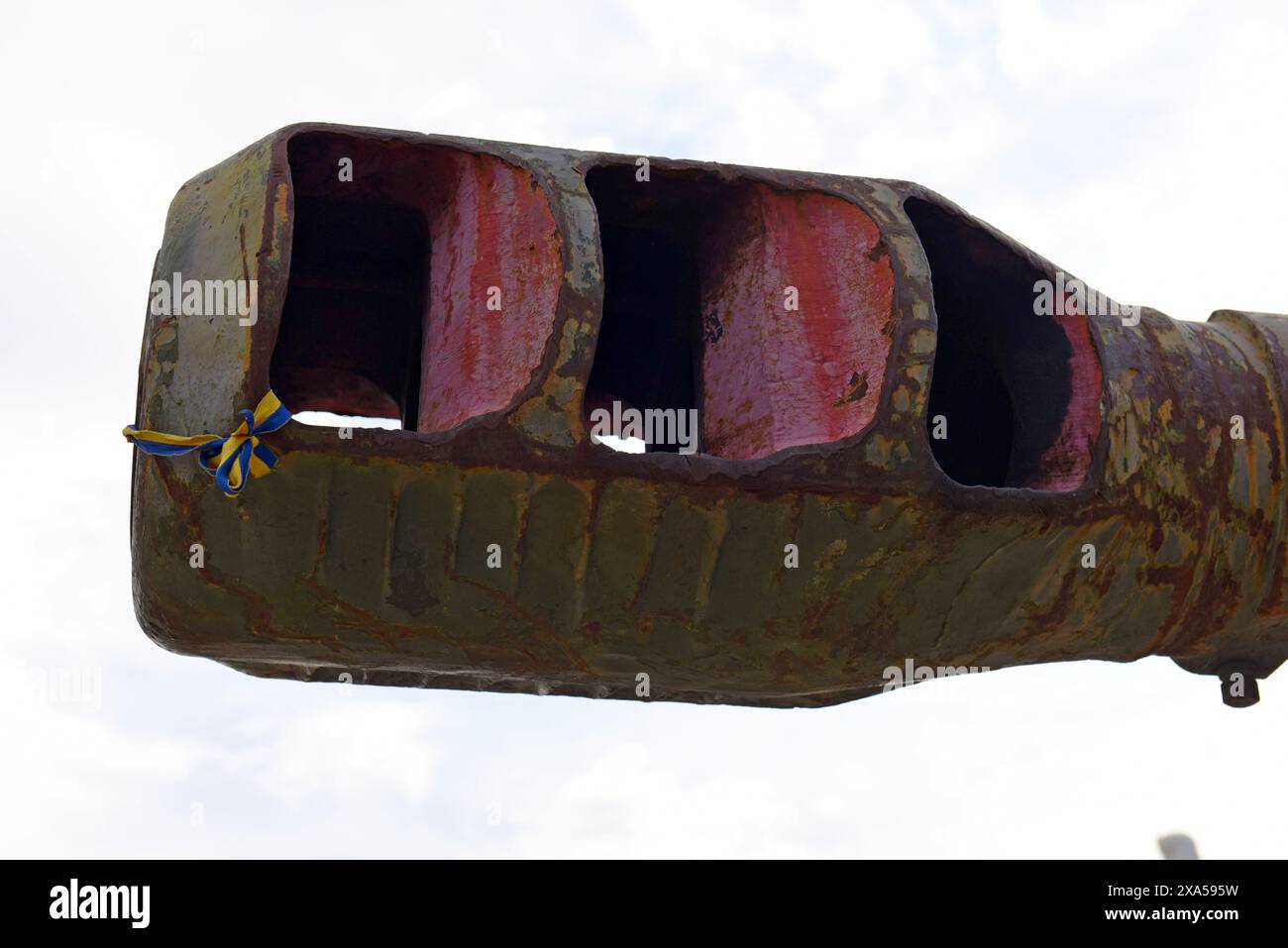 Ukrainian colours tied to the muzzle of a destroyed and captured ...