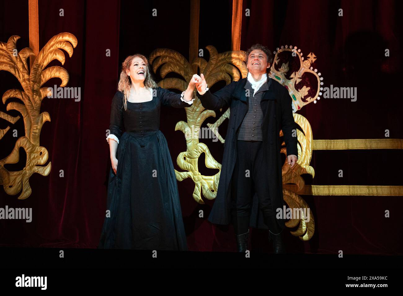 Curtain call stage hi-res stock photography and images - Alamy