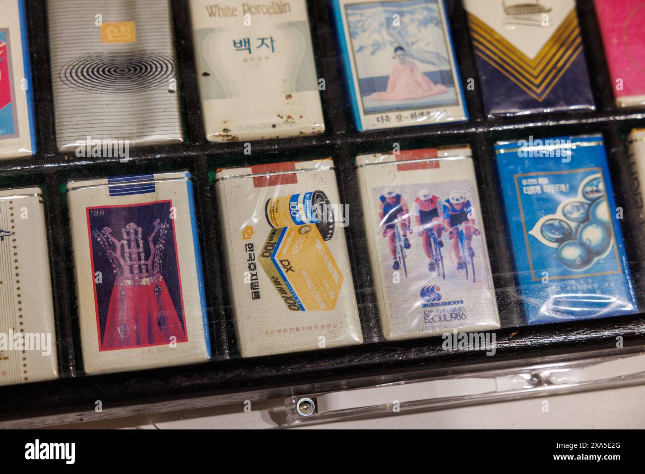 Retail plastic cases hi-res stock photography and images - Alamy