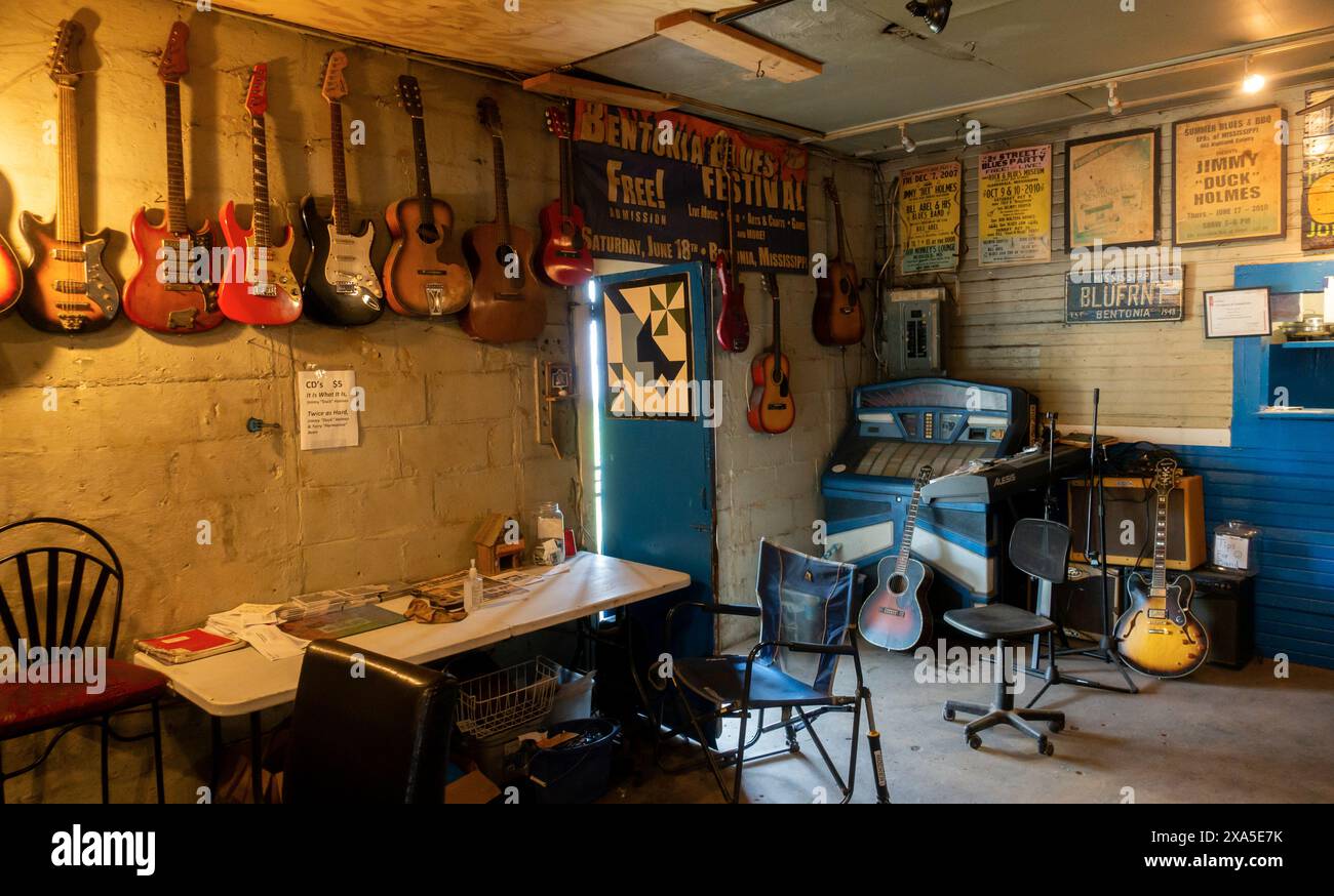 Blue Front Cafe in Bentonia Mississippi Stock Photo - Alamy