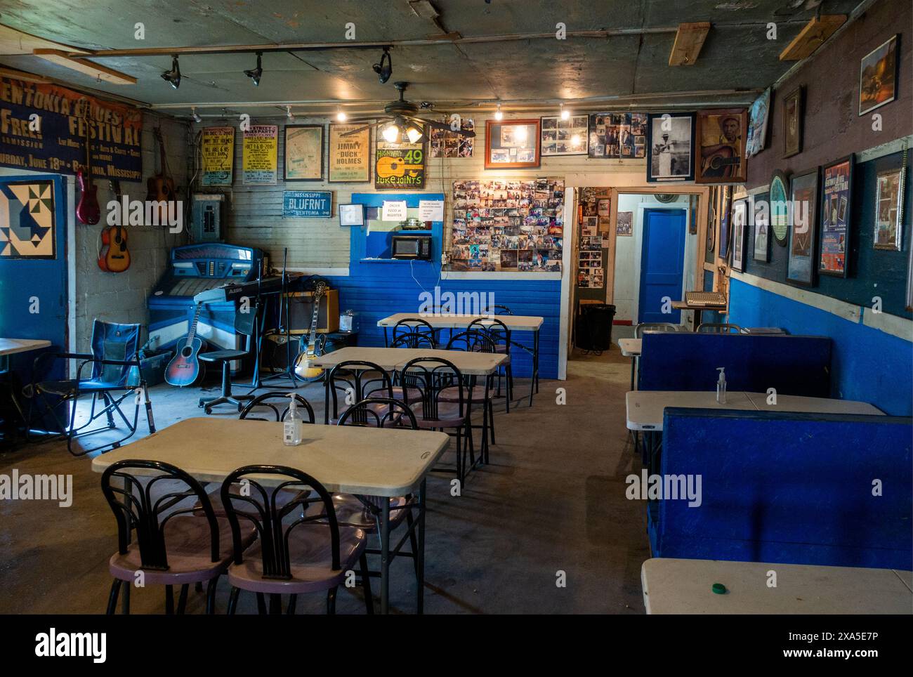 Blue Front Cafe in Bentonia Mississippi Stock Photo - Alamy