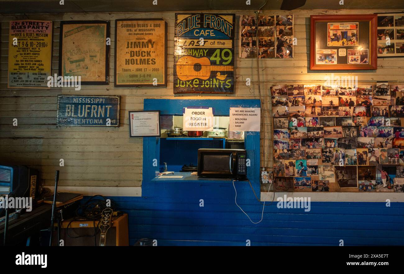 Blue Front Cafe in Bentonia Mississippi Stock Photo - Alamy