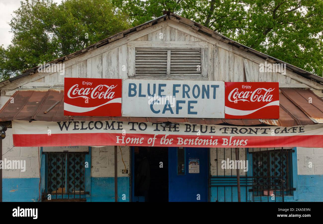 Blue Front Cafe in Bentonia Mississippi Stock Photo - Alamy