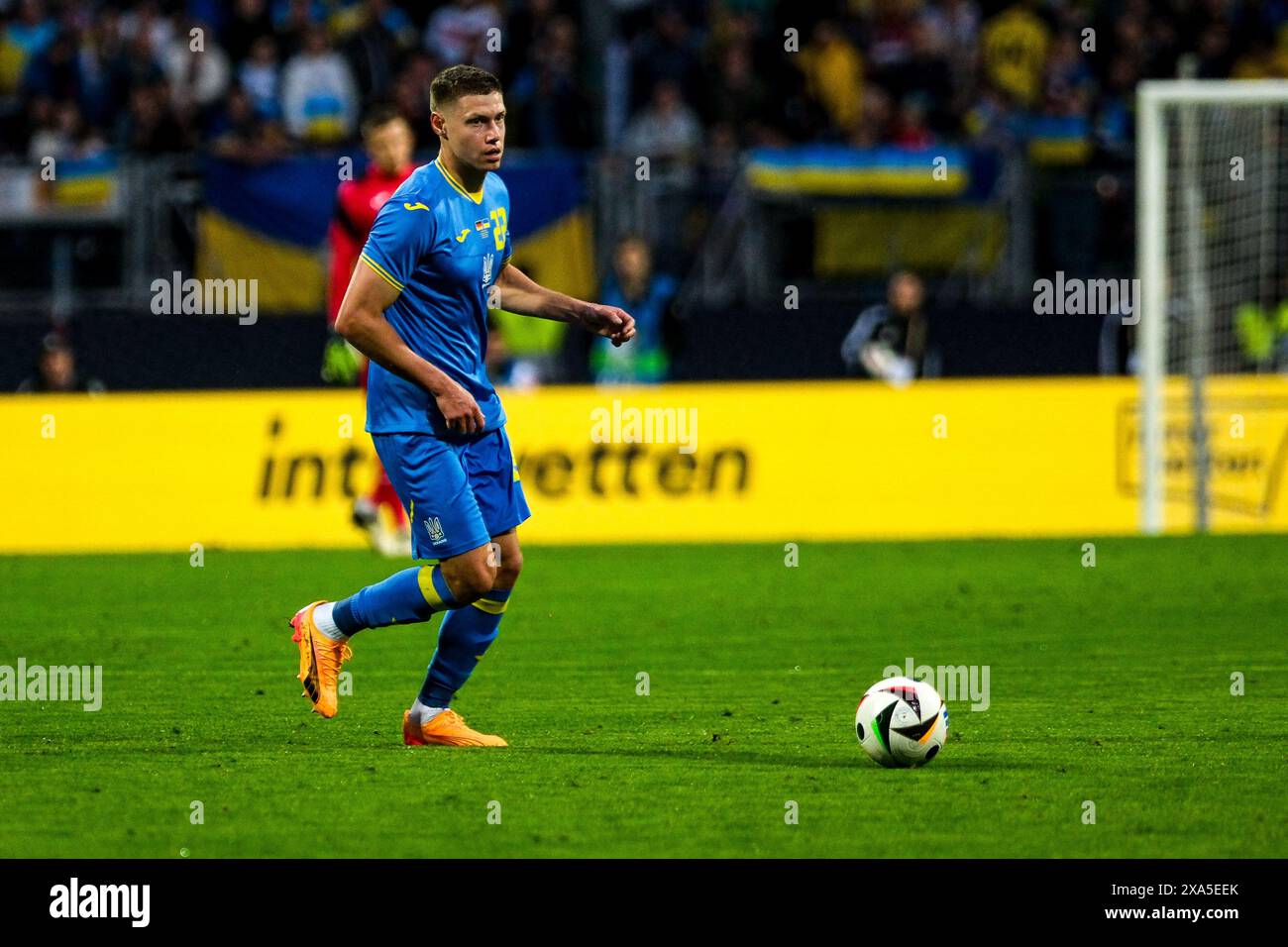 Mykola Matvienko (Ukraine, #22) am Ball, GER, Deutschland vs. Ukraine ...