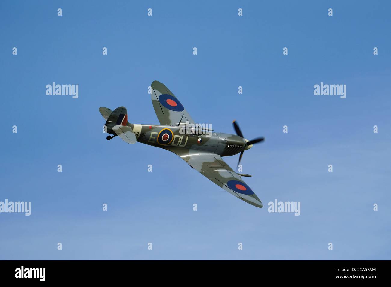 Supermarine Spitfire displays at the Shuttleworth Collection Military ...