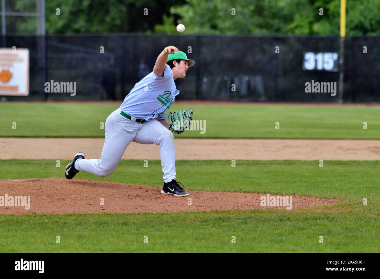 Illinois, USA. High School pitcher Ryan Sloan delivering a pitch to an ...