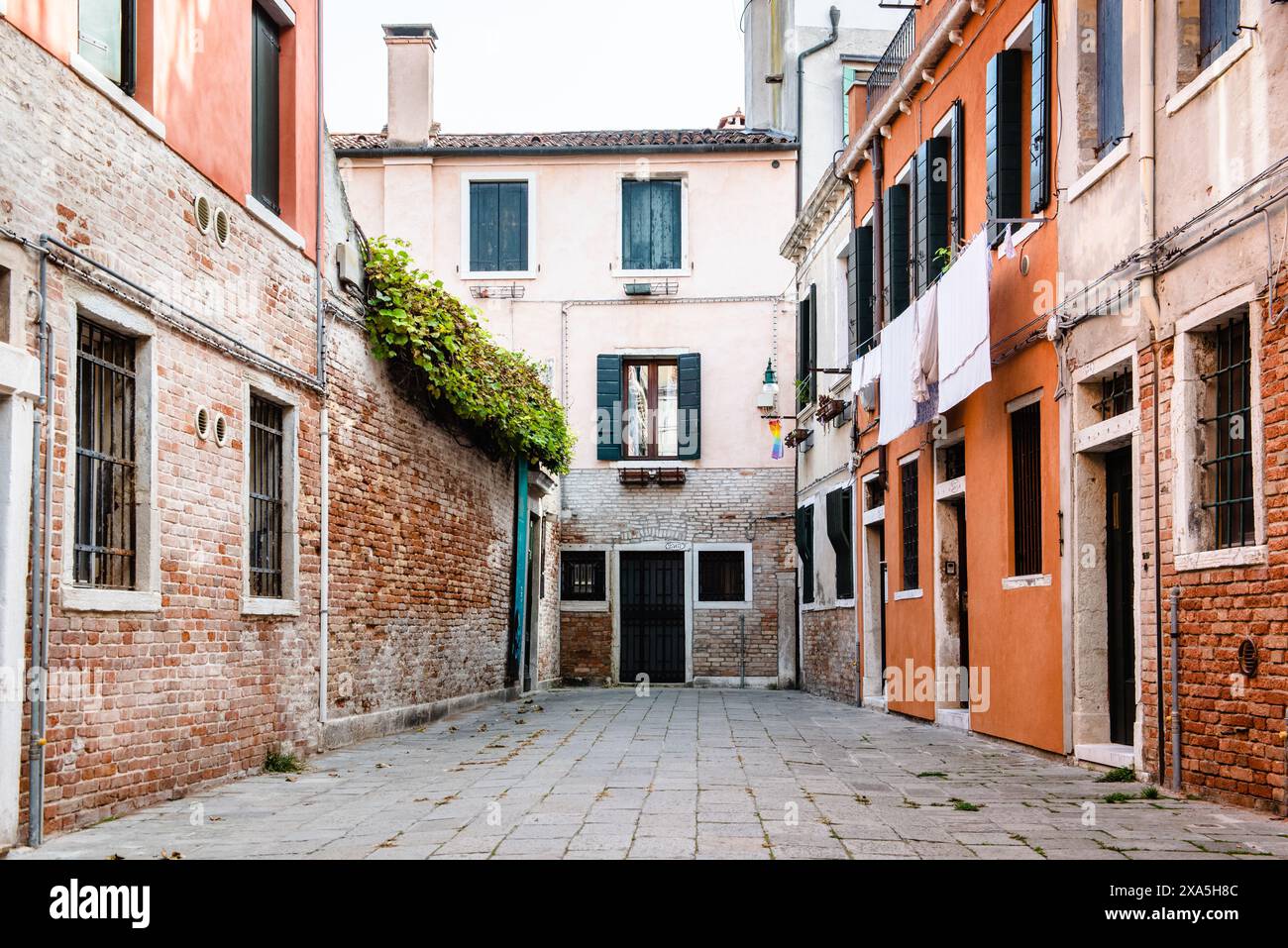 A traditional narrow courtyard and classic street in Venice Stock Photo ...