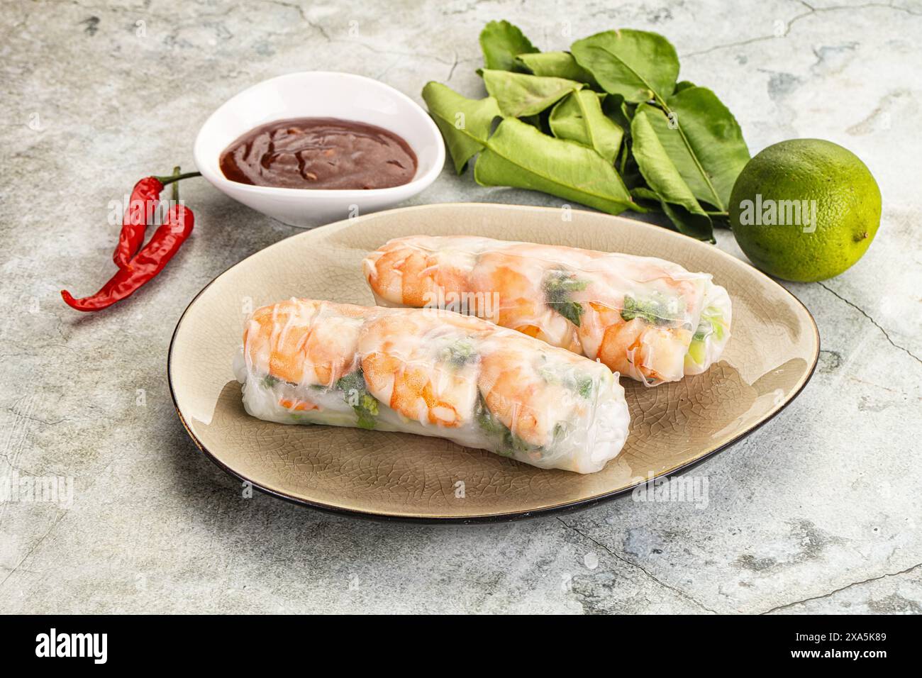Vietnamese snack spring roll with prawn Stock Photo - Alamy