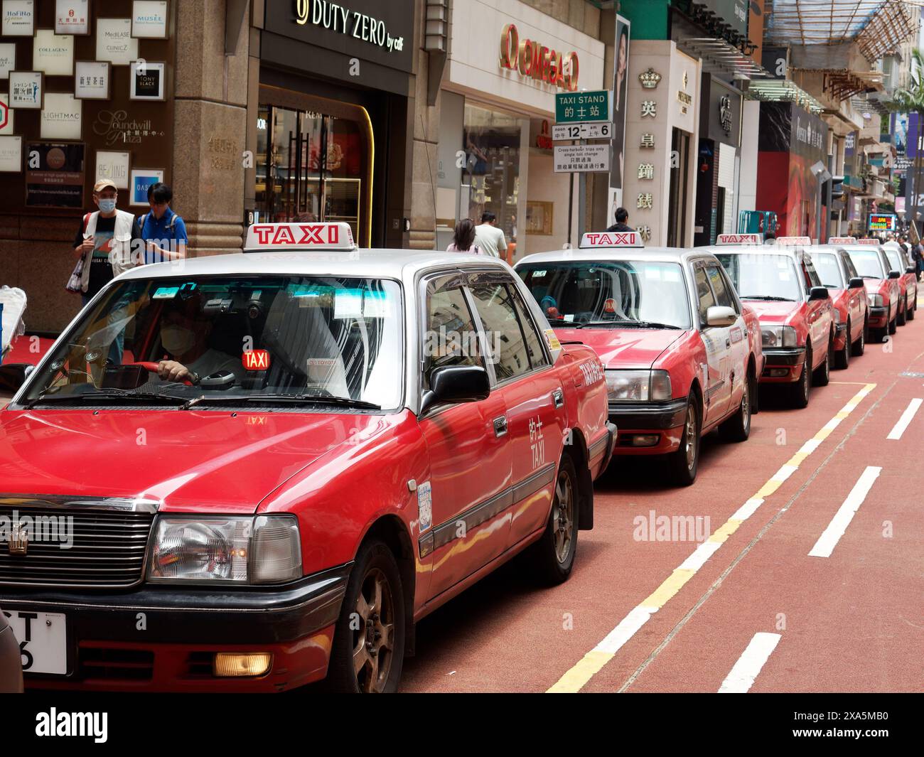 Queue queues waiting in line hi-res stock photography and images - Alamy