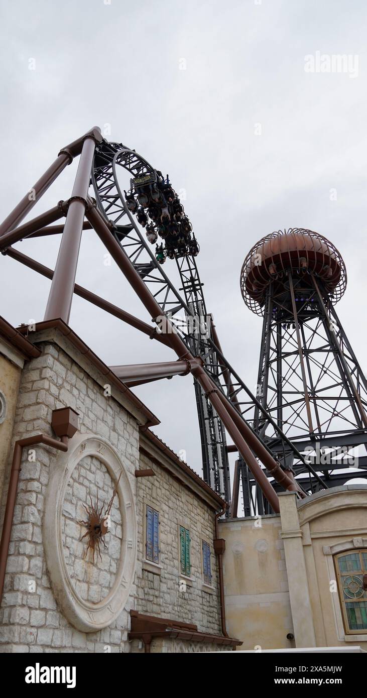 Young people have fun on "Voltron Nevera", the world's first roller ...