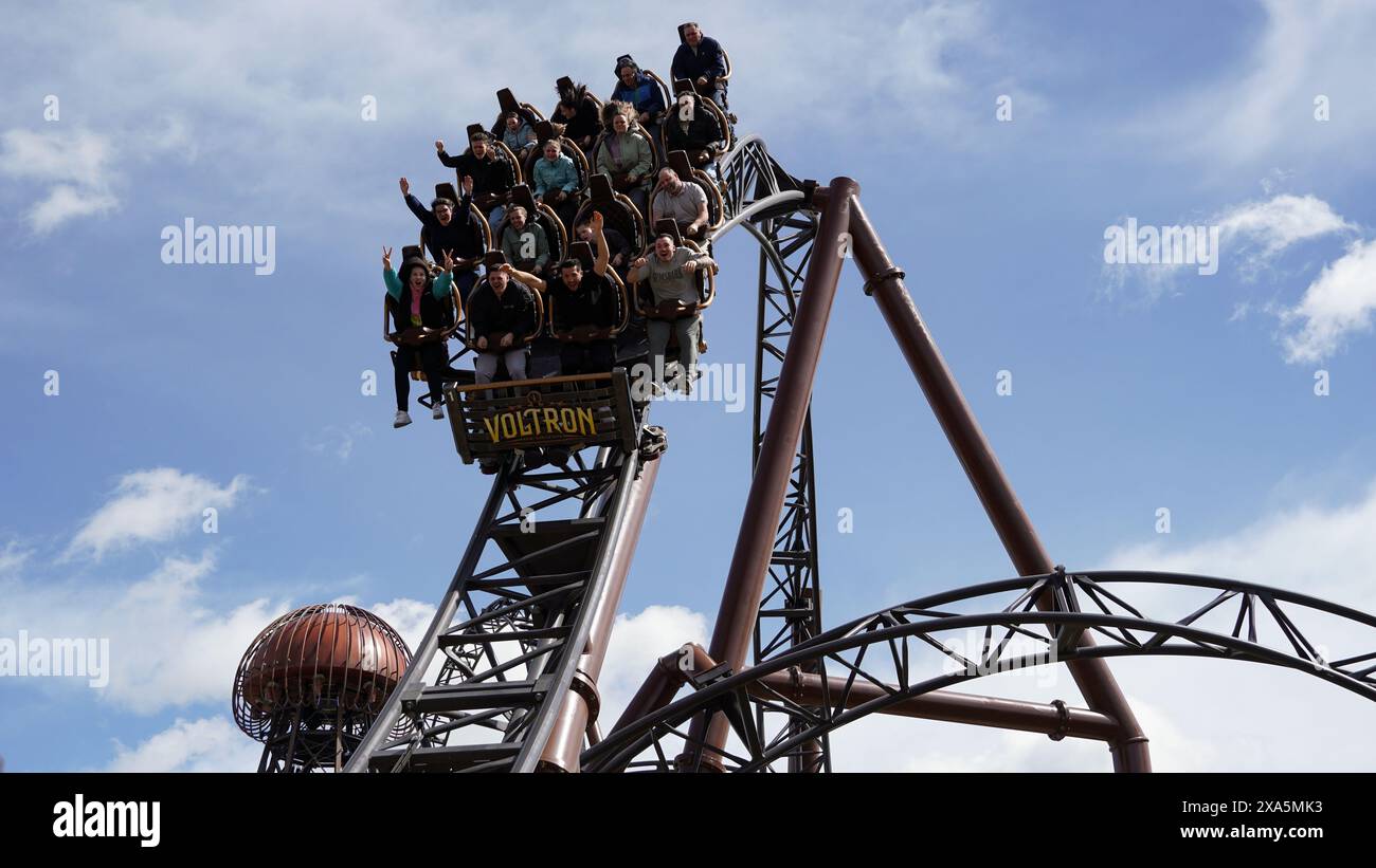 Young people have fun on "Voltron Nevera", the world's first roller ...