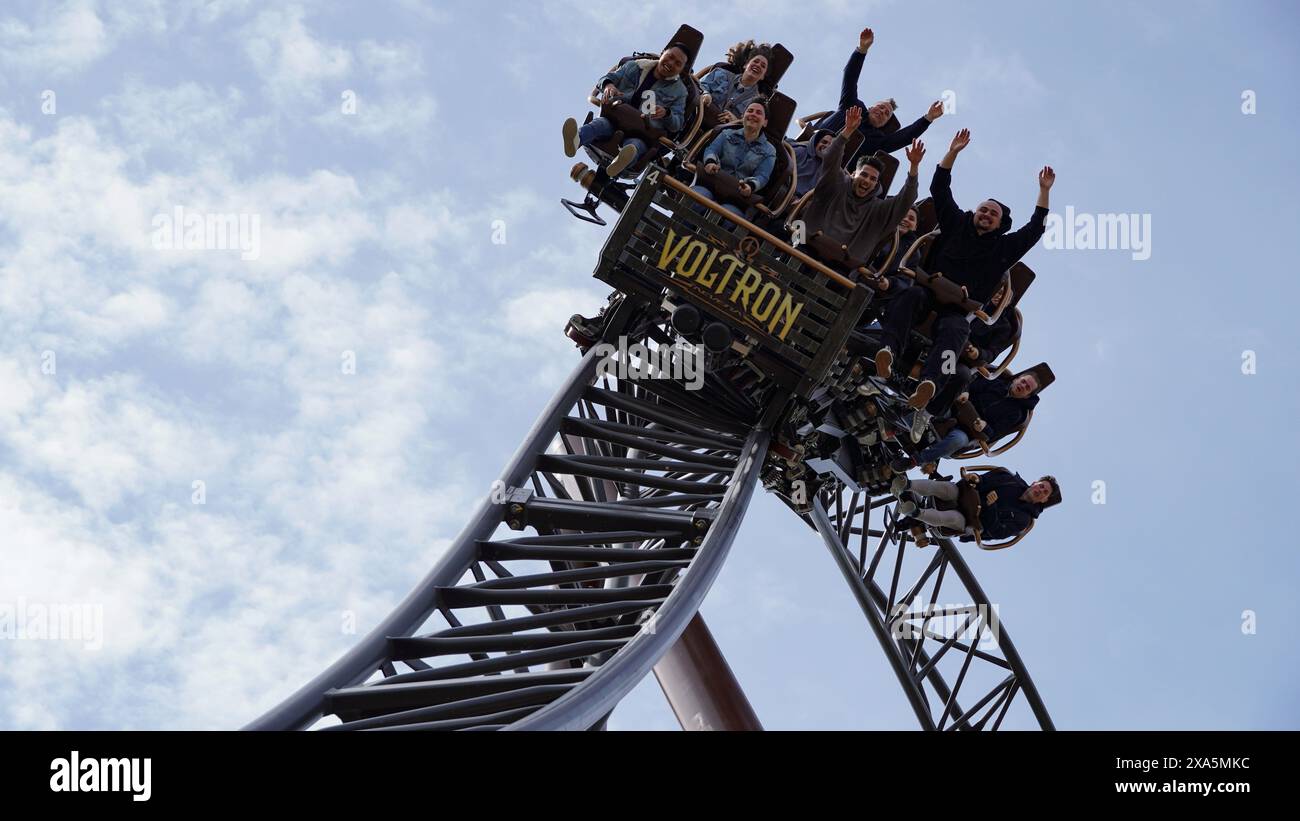 Young people have fun on "Voltron Nevera", the world's first roller ...