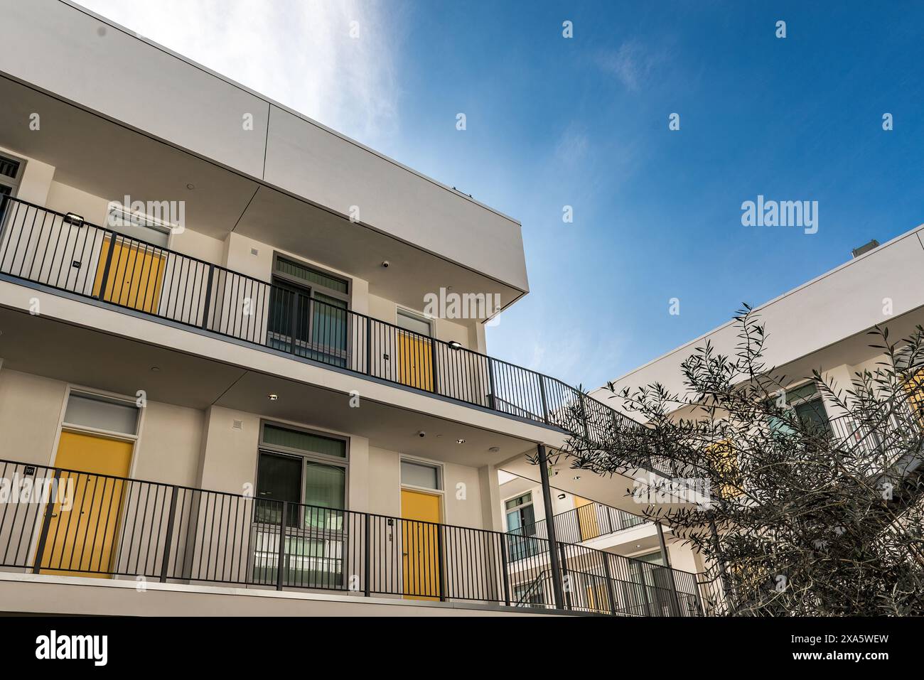 California apartment complex hi-res stock photography and images - Alamy