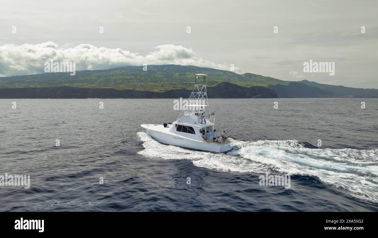 sportfishing boat fishing in the atlantic ocean for blue marlin in the ...