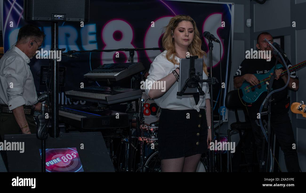 Concert of the Pure 80s band, music of the unforgettable 80s and 90s ...