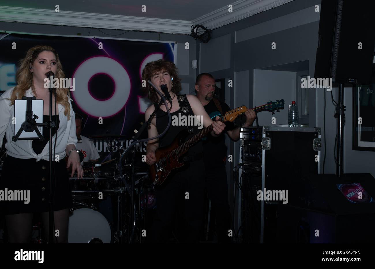 Concert of the Pure 80s band, music of the unforgettable 80s and 90s ...