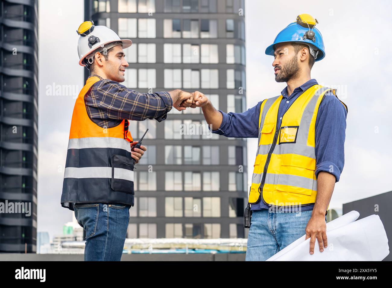 Construction workers shaking hands hi-res stock photography and images ...