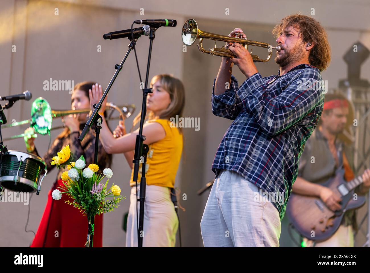 The Magic Mumble Jumble, German-Dutch Folk-Pop-Band with bandleader ...