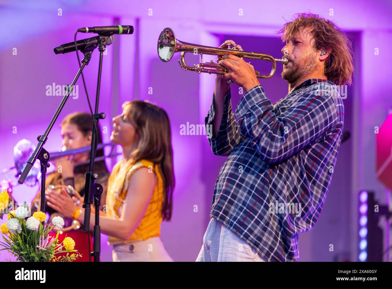 The Magic Mumble Jumble, German-Dutch Folk-Pop-Band with bandleader ...