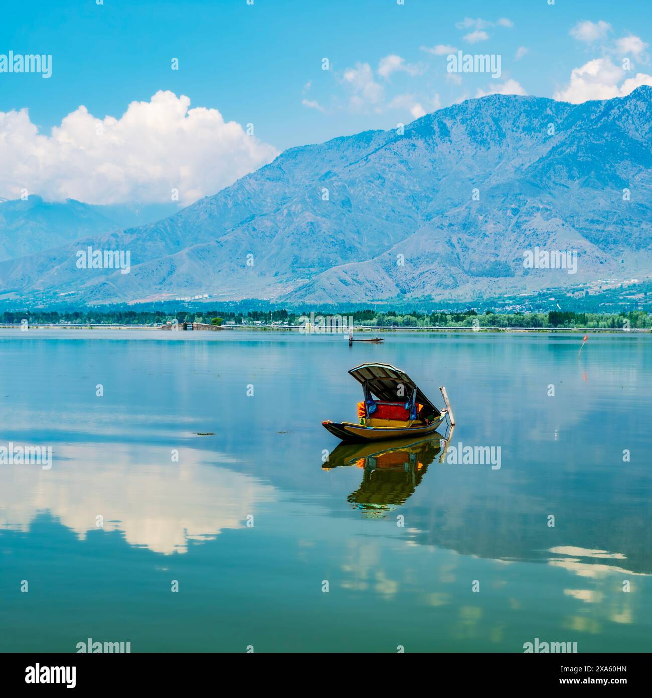 Empty boat on lake hi-res stock photography and images - Alamy